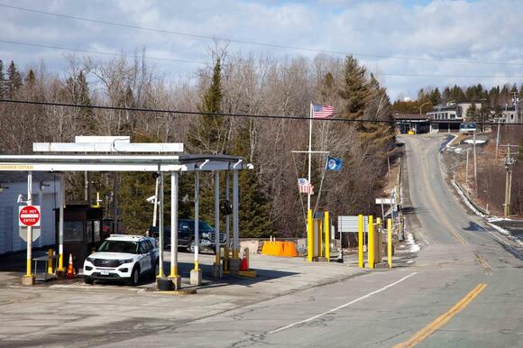 Feds to cut hours at 4 Vermont border crossings - NewsBreak