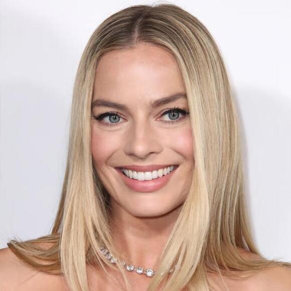 Margot Robbie Just Paired The Tiniest Tank Top With The Baggiest Jeans ...