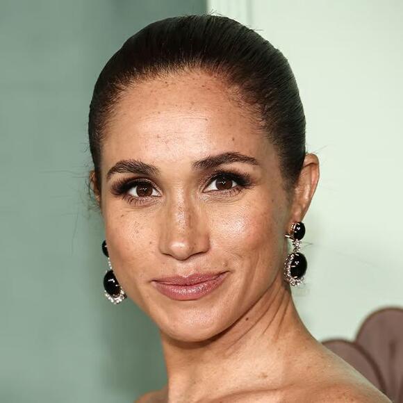 Royal Fans React To Viral Clip Showing Meghan Markle Giving Staff ...