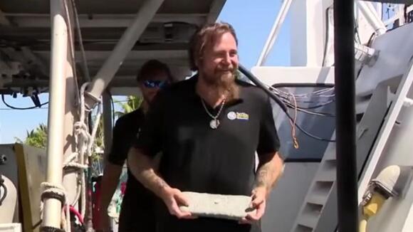 Divers Searching Ancient Wreck Uncover Huge 22 Pound Silver Bar Hidden ...