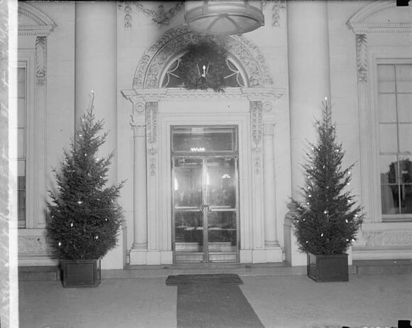 Vintage photos of Christmas at the White House throughout the ages ...