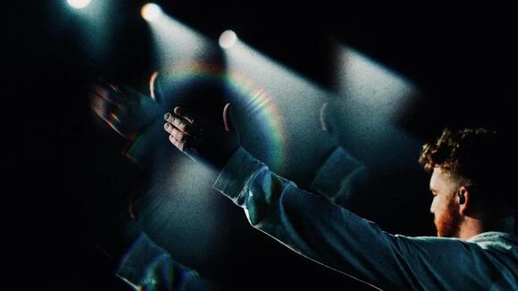 Lewis Capaldi Extends Break: “I’m Still Learning to Cope” - NewsBreak