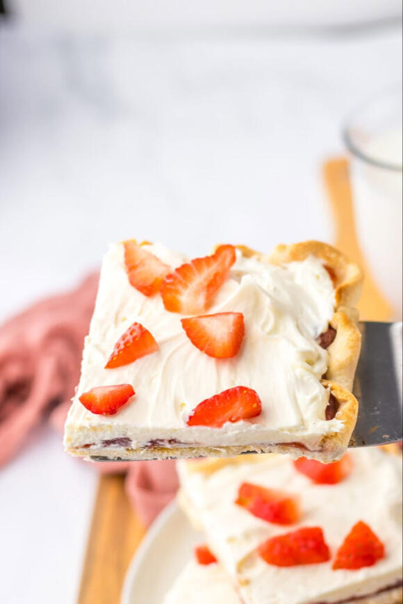 Easy Strawberry Cream Cheese Slab Pie Recipe - NewsBreak
