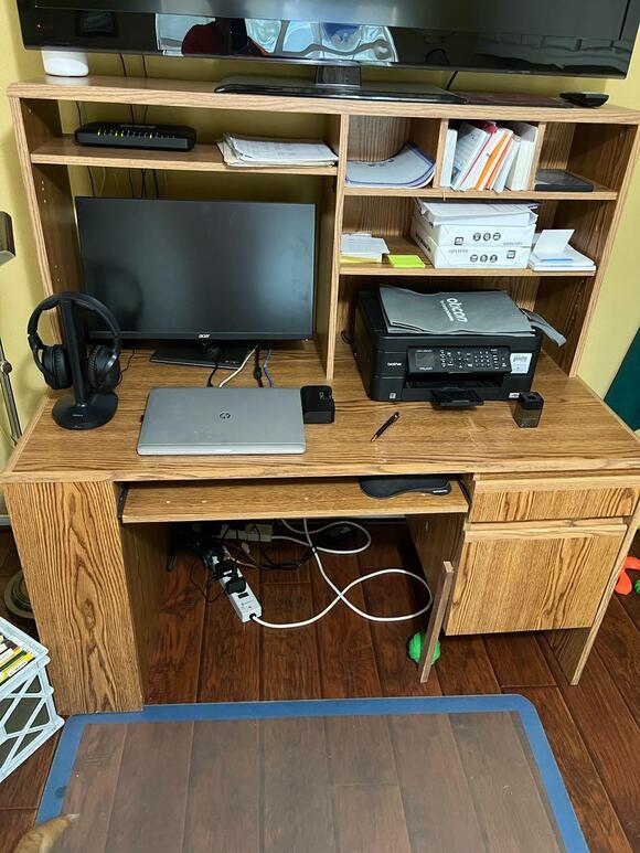 🎁 Freebies Up for Grabs in Willis — Tables, Desks & More - NewsBreak