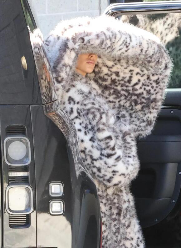 Kanye West's Wife Bianca Censori Catches Eyes in a Daring Cat Mask ...