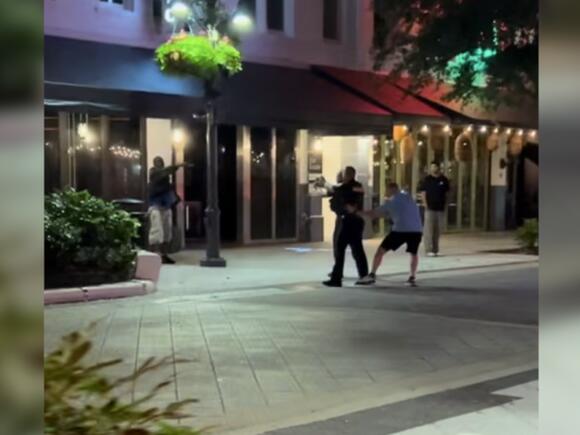 VIDEO: Police draw weapons during late-night chase on Clematis Street ...