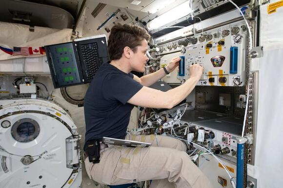 International Day of Human Space Flight: How Earth’s Microbes Might ...