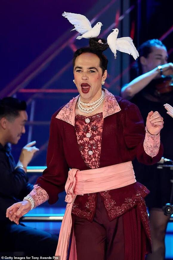 Big Bang Theory star Jim Parsons puts on gender-bending performance at ...