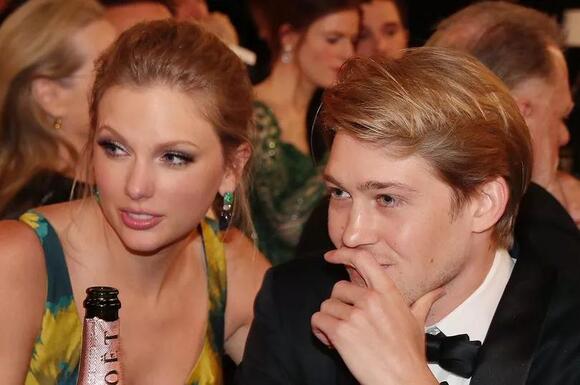 How Taylor Swift appeared at the Golden Globes without showing her face ...