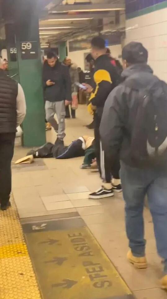 Straphanger drags body off NYC subway in wild video — to help get train ...