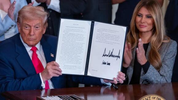 Alexandria Ocasio-Cortez Trashes 'Unfit' Donald Trump for Hosting Movie ...