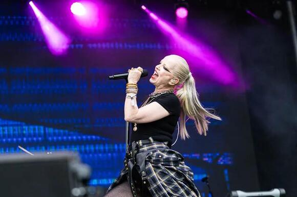 Garbage Singer Shirley Manson Reunites With Former Band Angelfish ...
