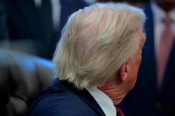 A White House Photographer Captured This Picture Of Trump In The Oval ...