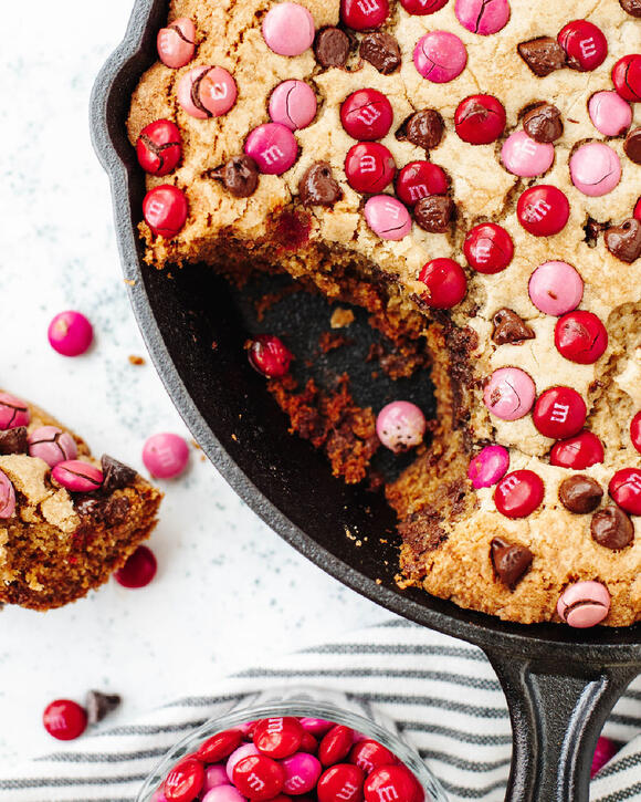 Ultimate Gooey Skillet Cookie: Easy, Shareable Dessert with Crisp Edges ...