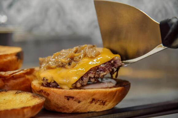 9 Chain Restaurant Cheeseburger Rankings That Have Fast Food Fans ...