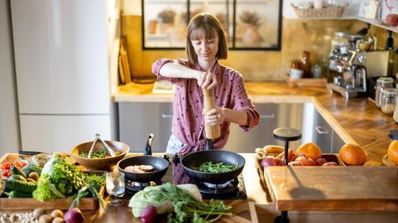 5 ultra-cheap ways to eat healthy on a tight 2026 budget - NewsBreak