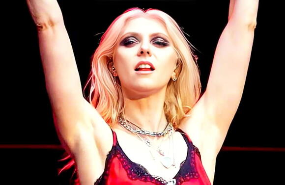 Taylor Momsen Of The Pretty Reckless Suffers Frightening Incident On ...