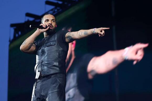 Drake Fans Threw Toilet Paper & Water Bottles At Him During European ...