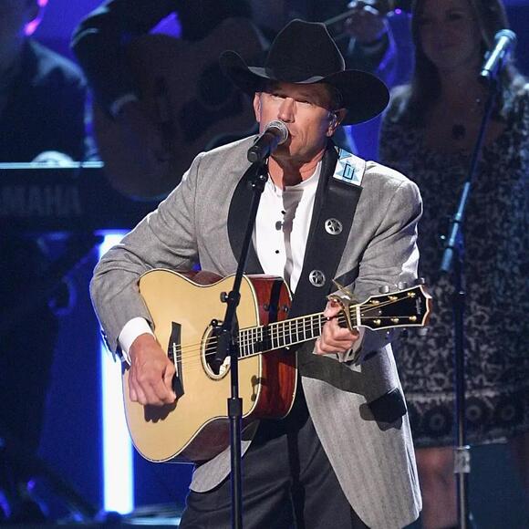 Bailey Zimmerman + Ernest Hilariously Switched Pants Backstage - NewsBreak