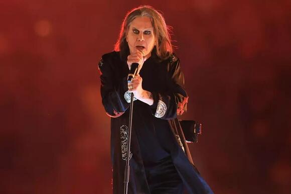 30 Oldest Working Singers in Music, From Pop to Country to Rock - NewsBreak