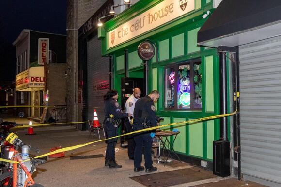 Man fatally stabs Queens pub employee in neck before stabbing himself ...
