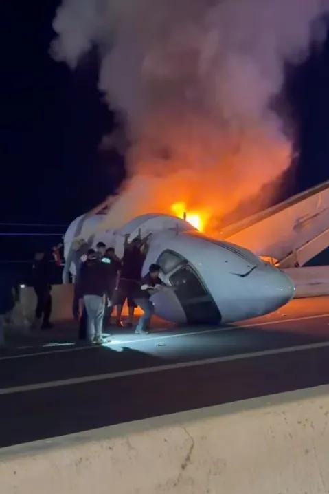 WATCH: People rush to try to help plane crash victims on Texas highway ...