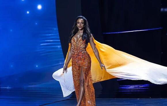 Miss Jamaica Leaves Pageant On Stretcher After Taking A Nasty Fall Off ...