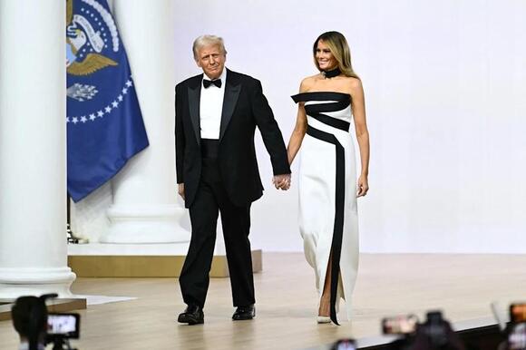 Melania Trump makes a statement in unusual colour clash gown for state ...