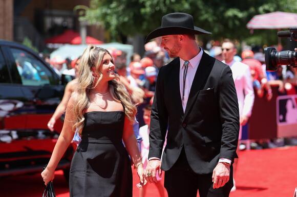 Pete Alonso’s wife celebrates Mets’ sweep over Yankees in Subway Series