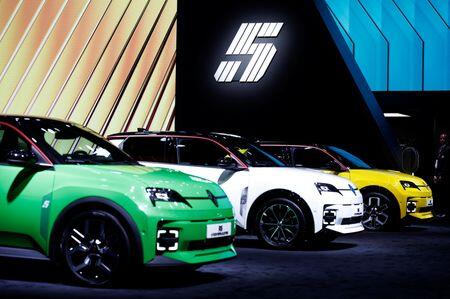 Renault shares tumble on profit warning as interim CEO named - NewsBreak