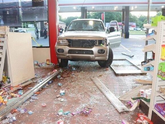 Fight leads to car crashing into Tulsa QuikTrip