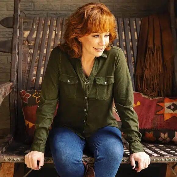 Reba McEntire Leaves Fans Shocked As She Shows Off Natural Hair - NewsBreak