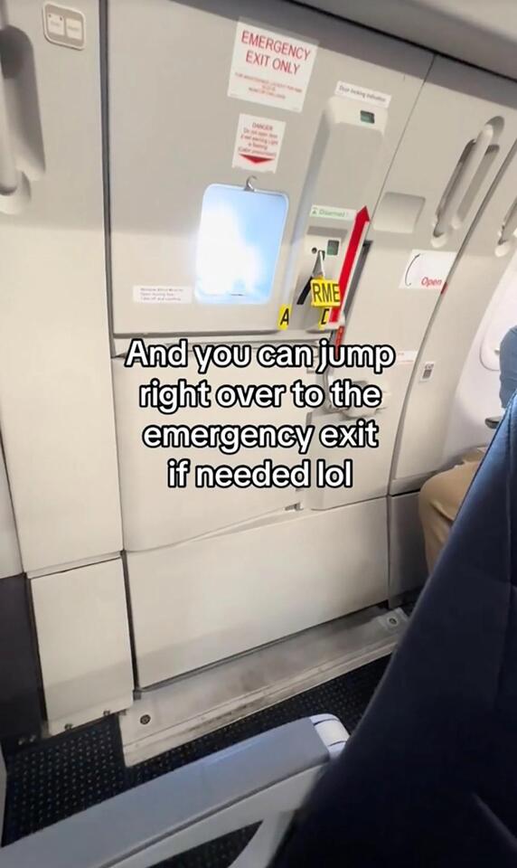 I sat in the weirdest seat on the plane — it’s perfect for nervous ...