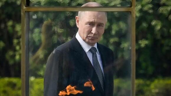 Kremlin removes unedited video showing Vladimir Putin struggling during ...