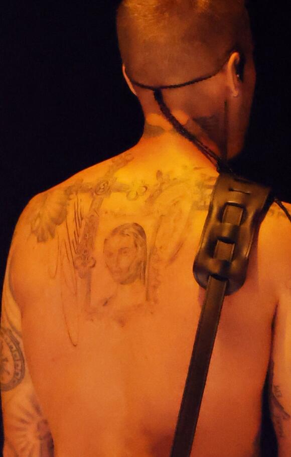 Justin Bieber's New Back Tattoo Needs To Be Seen, Because I’m 99% Sure ...