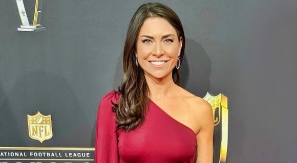 VIDEO: CBS Sideline Reporter Jenny Dell Has Social Media In A Trance ...