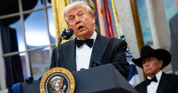 Donald Trump's 'Make Me Look Thin' Plea Sparks Hilarious Meme Storm ...