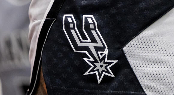 “San Antonio Women” Go Viral After being Caught On Live TV During Spurs ...