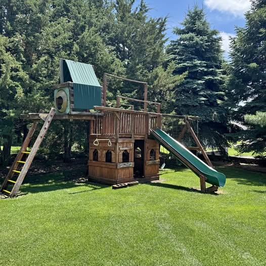 🎁 Freebies Up for Grabs in Cedar Falls — Desks, Tables & More - NewsBreak