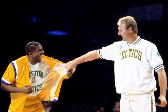 Crowd Goes Crazy as Magic Johnson Reunites With Larry Bird at Special ...