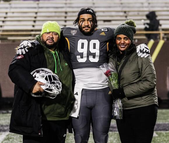 Heartbreaking Way NFL Player Marshawn Kneeland Honored His Late Mom ...