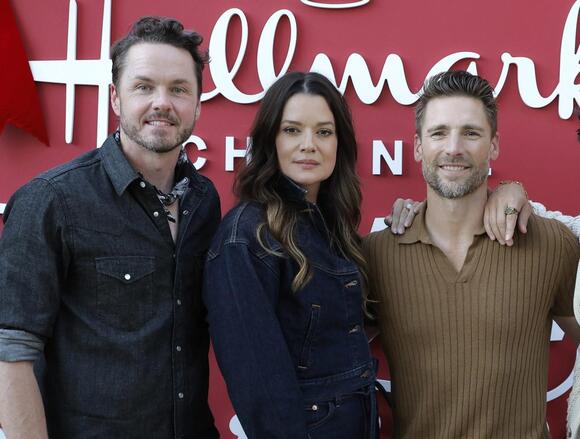 Hallmark Stars Live Tour Brings Nikki DeLoach, Andrew Walker & More to ...