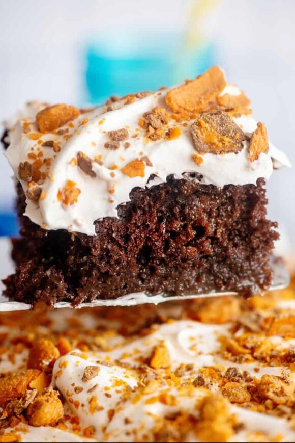 Chocolate Lovers Are Obsessed With This Butterfinger Cake - NewsBreak