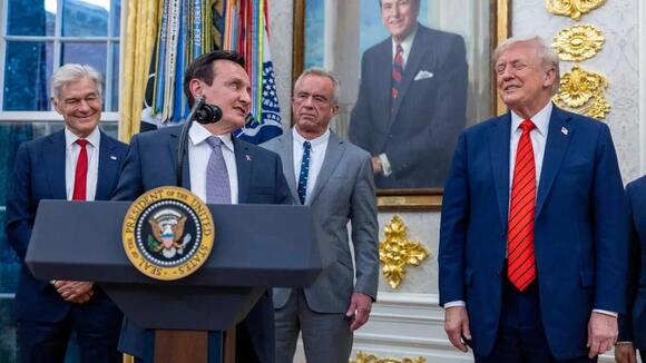 Alexandria Ocasio-Cortez Trashes 'Unfit' Donald Trump for Hosting Movie ...