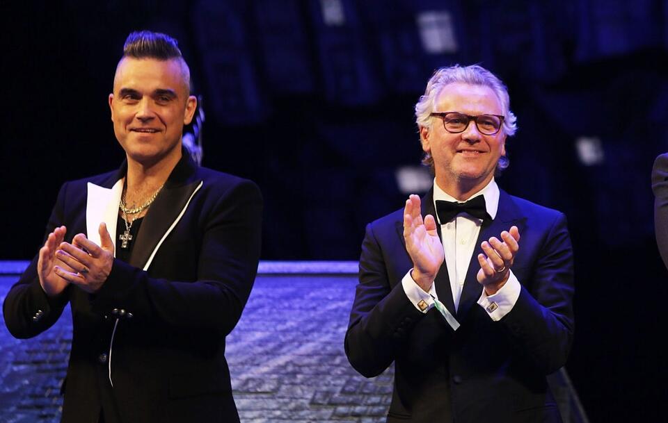 Watch Guy Chambers reunite with Robbie Williams on stage in Liverpool ...