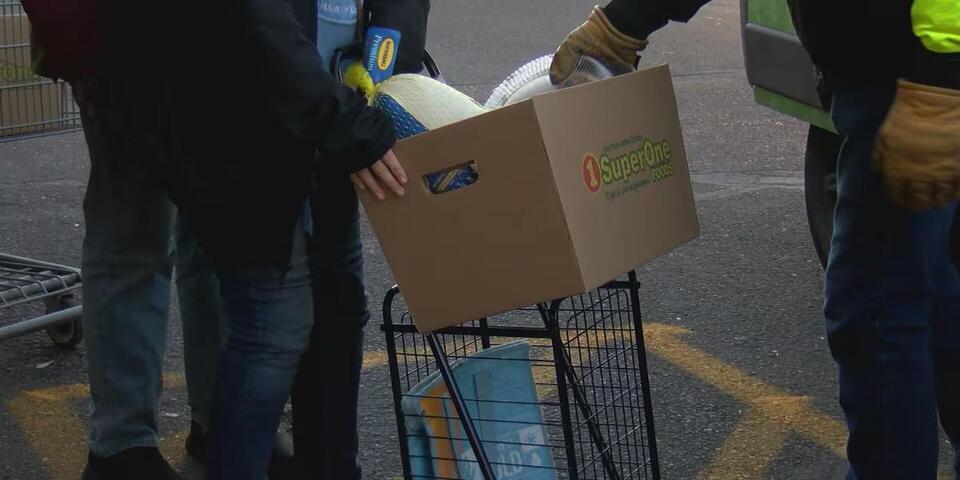 Chum begins handing out hundreds of free Thanksgiving meals - NewsBreak