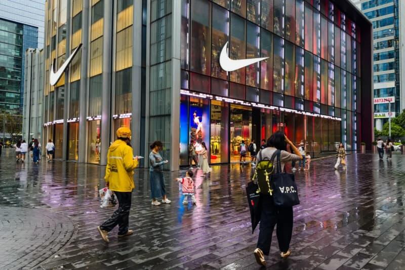 Nike Reclaims ‘Pole Position’ At Foot Locker Says JPMorgan, Retail ...