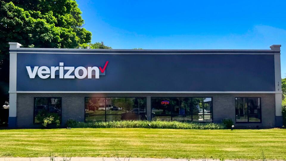 Verizon Service Outage Disrupts Calls and Data Nationwide, Triggers 911 ...