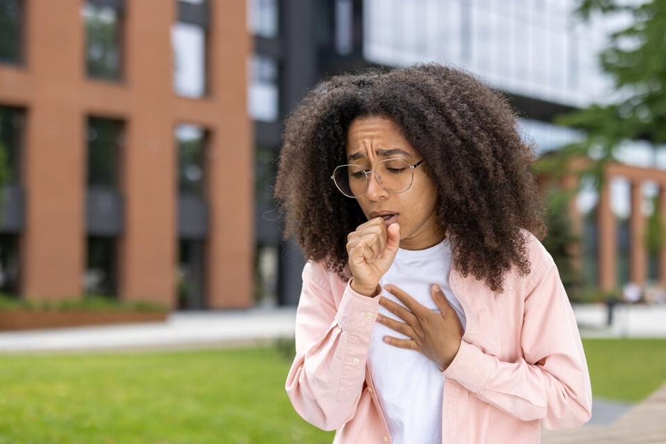 Life-saving techniques you must know when choking alone - NewsBreak