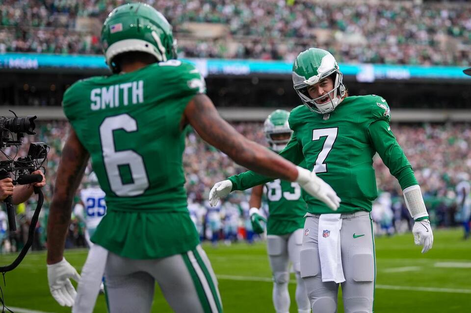 Eagles Secure Nfc East Title Behind Kenny Pickett As Saquon Barkley